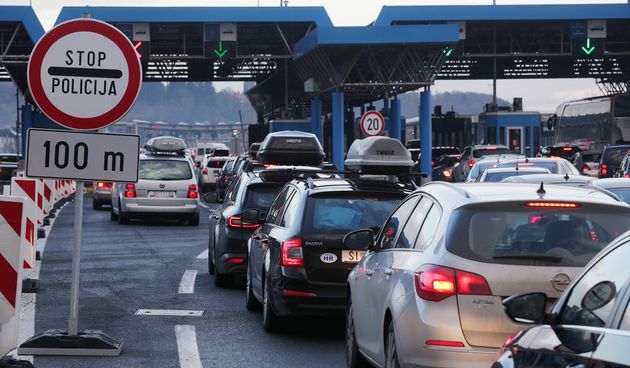 Kilometarske kolone, višesatna čekanja i nervoza na granici Hrvatske i Slovenije : Radio Velkaton
