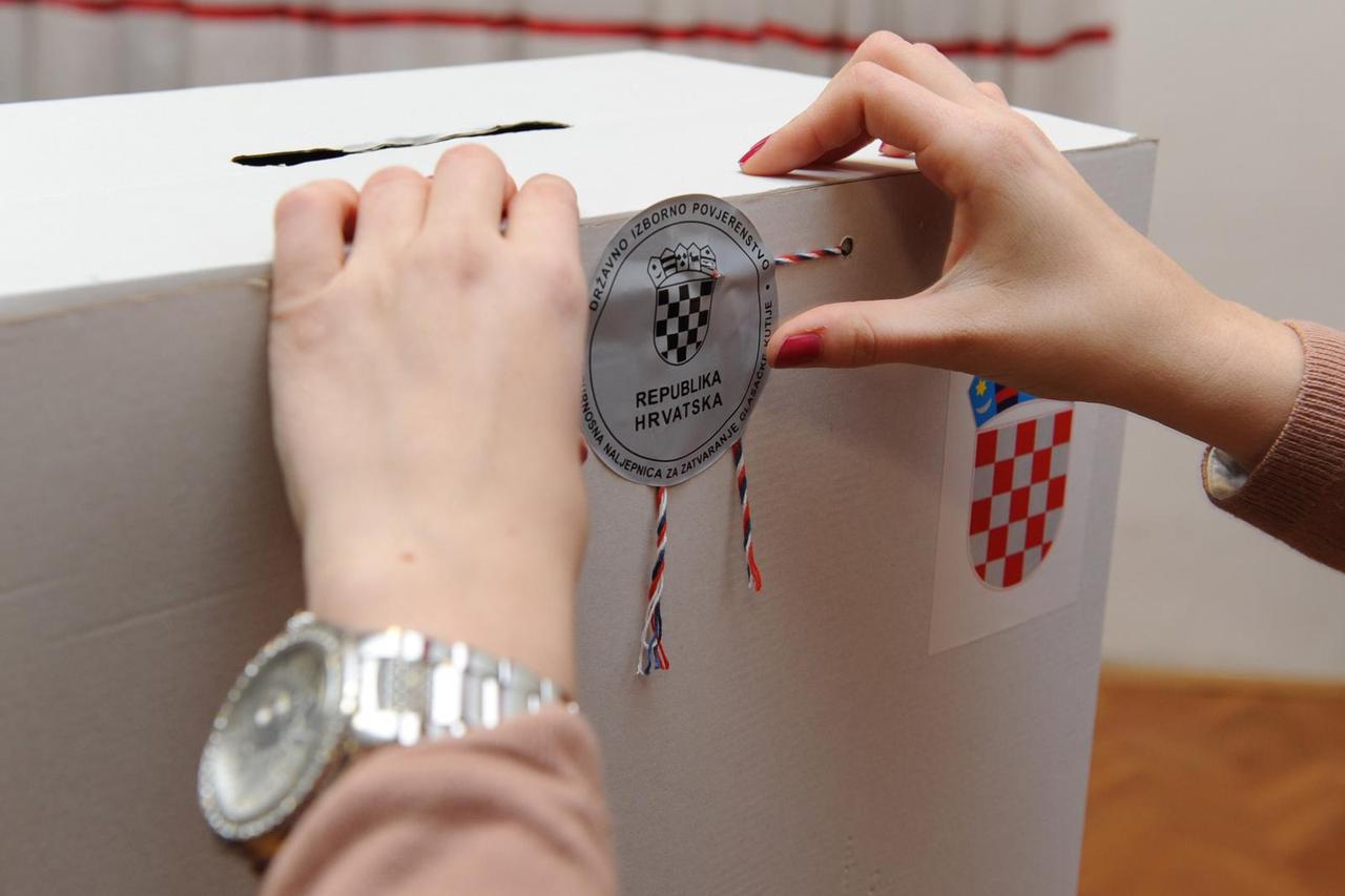 Hrvatska bira novog predsjednika: Otvorena birališta, na listićima osam ... Hrvatska bira novog predsjednika: Otvorena birališta, na listićima osam ...