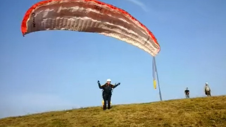 Najstariji padobranac u Evropi, u 85. poletio i paraglajderom : Radio ...