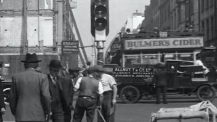 Prvi semafori za reguliranje saobraćaja u svijetu počeli su raditi u ...