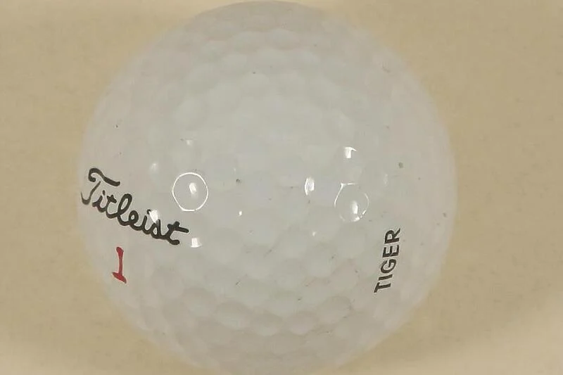 Golf loptica kojom je Tiger Woods počeo spektakularnu karijeru prodata ...