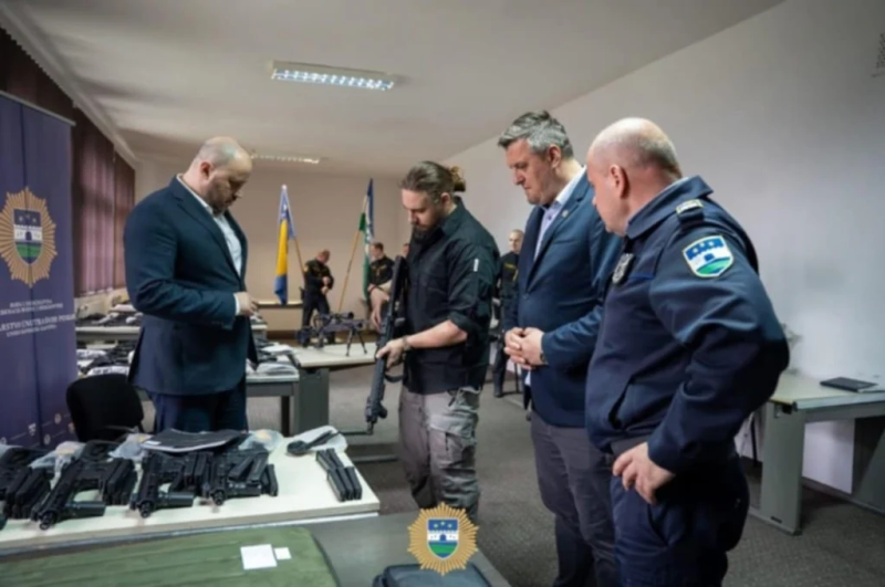 MUP USK nabavlja novo oružje: Vrijednost veća od 100.000 KM : Radio ...